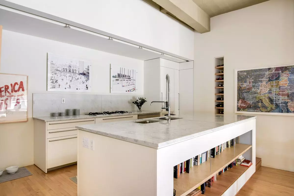 从这个价值 500 万美元、书架排列的中央公园西阁楼经营您自己的图书馆 15987_5