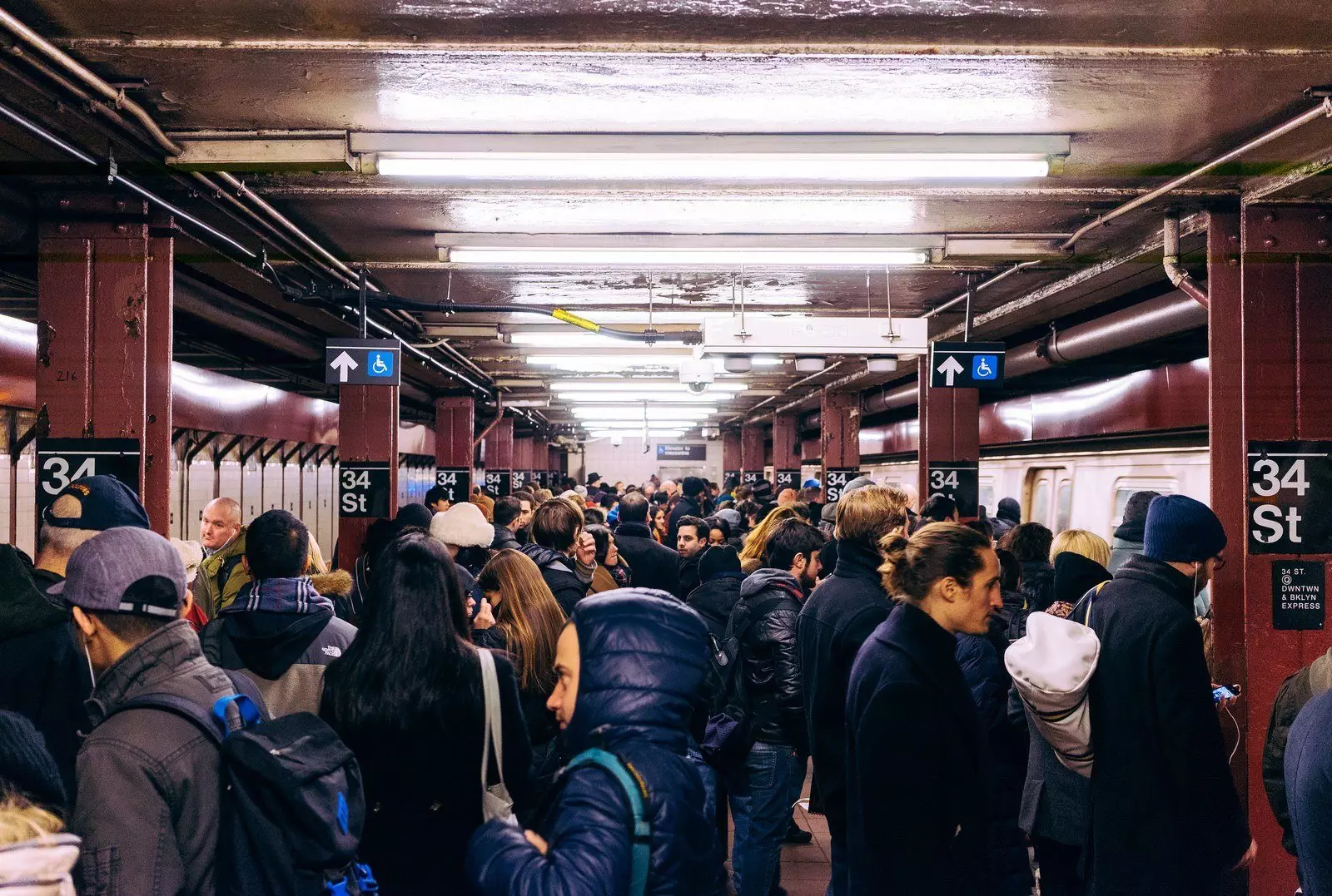 Ataskaitoje nurodoma, kiek laiko niujorkiečiai sugaišta laukdami vėluojančių metro 16170_1