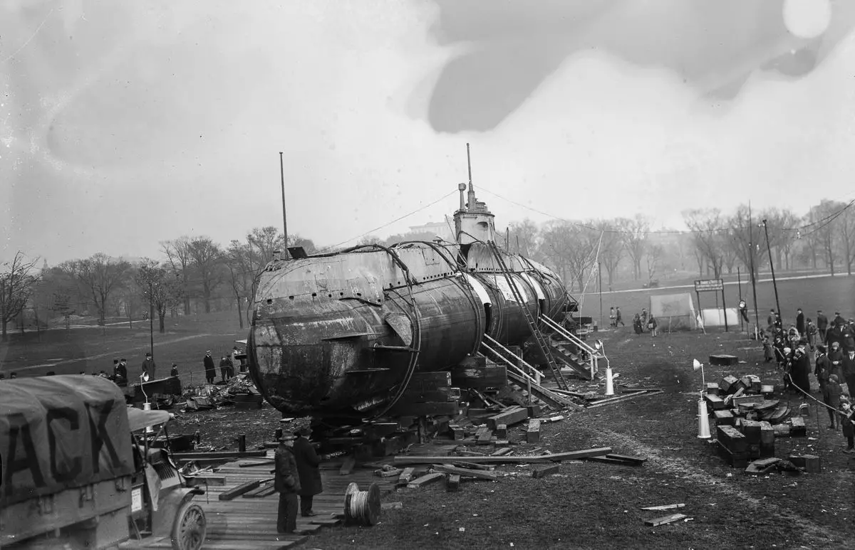 Pada tahun 1917, sebuah kapal selam U-Boat Jerman berakhir di Central Park 16186_1