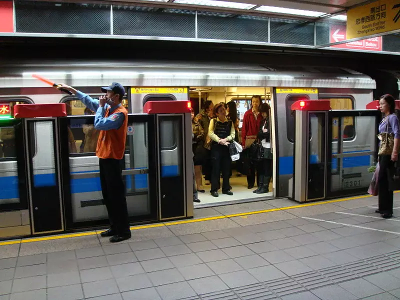 MTA dê li ser platforma L-trênê astengiya parastinê ya zemînê-to-banî biceribîne 16189_3