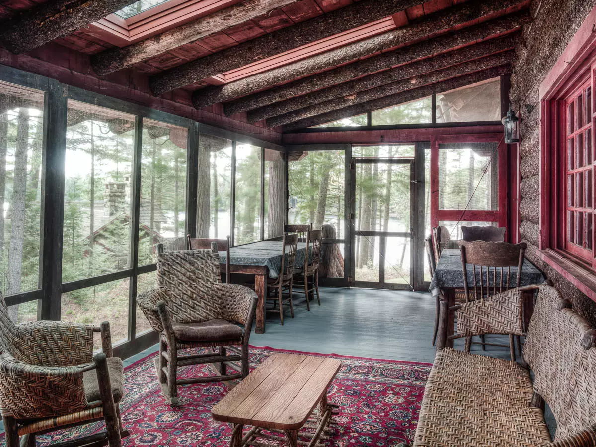 Camp Uncas, Adirondacks, JP Morgan atostogų namai, Camp Uncas Main Lodge veranda