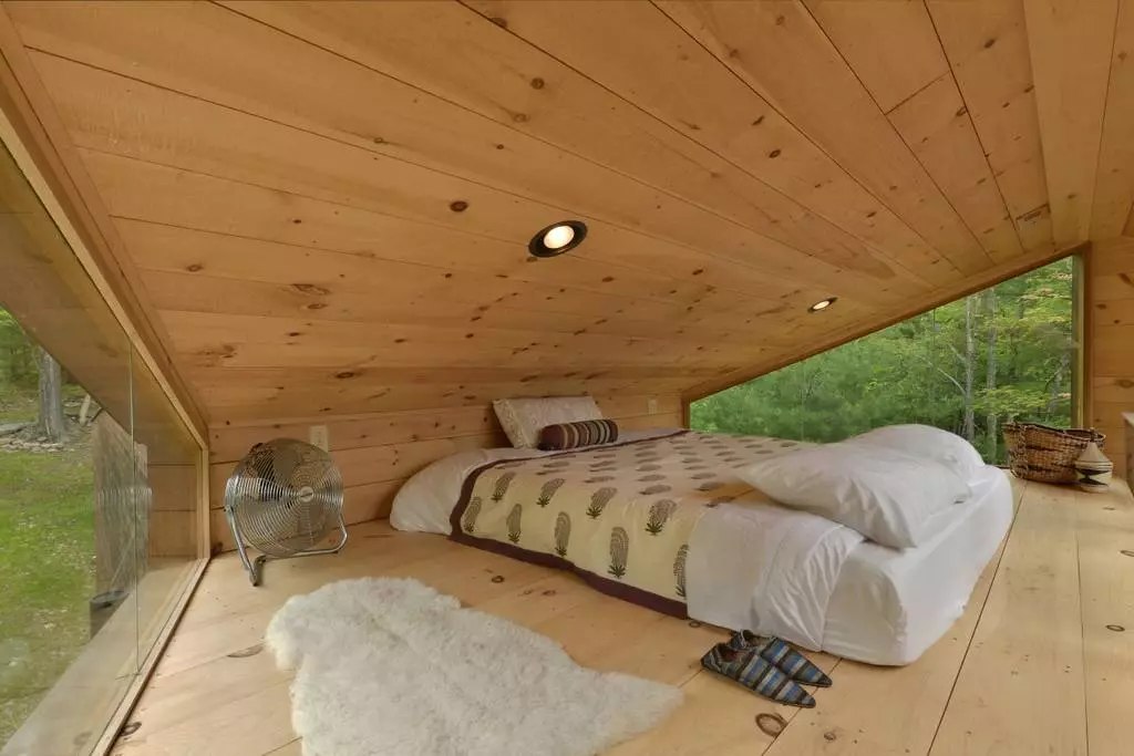 Antony Gibbon፣ catskills treehouse፣ airbnb፣ treehouse vacation catskills፣ woodstock