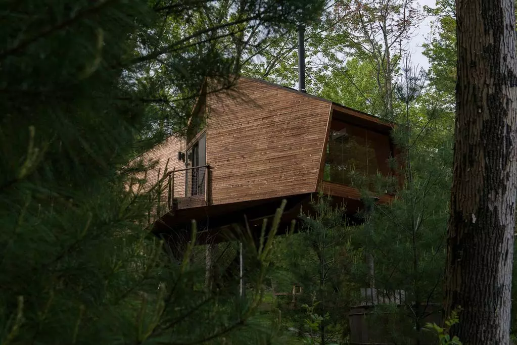 Kjo shtëpi e izoluar në pemë Catskills mund të jetë një nga arratisjet më të bukura të pushimeve ndonjëherë 16349_4
