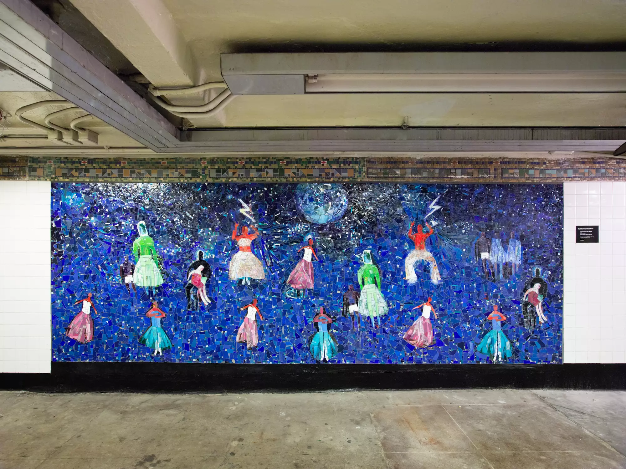 MTA dévoile de nouvelles mosaïques de métro colorées aux gares de Bedford et de la 1ère Avenue L 1635_10