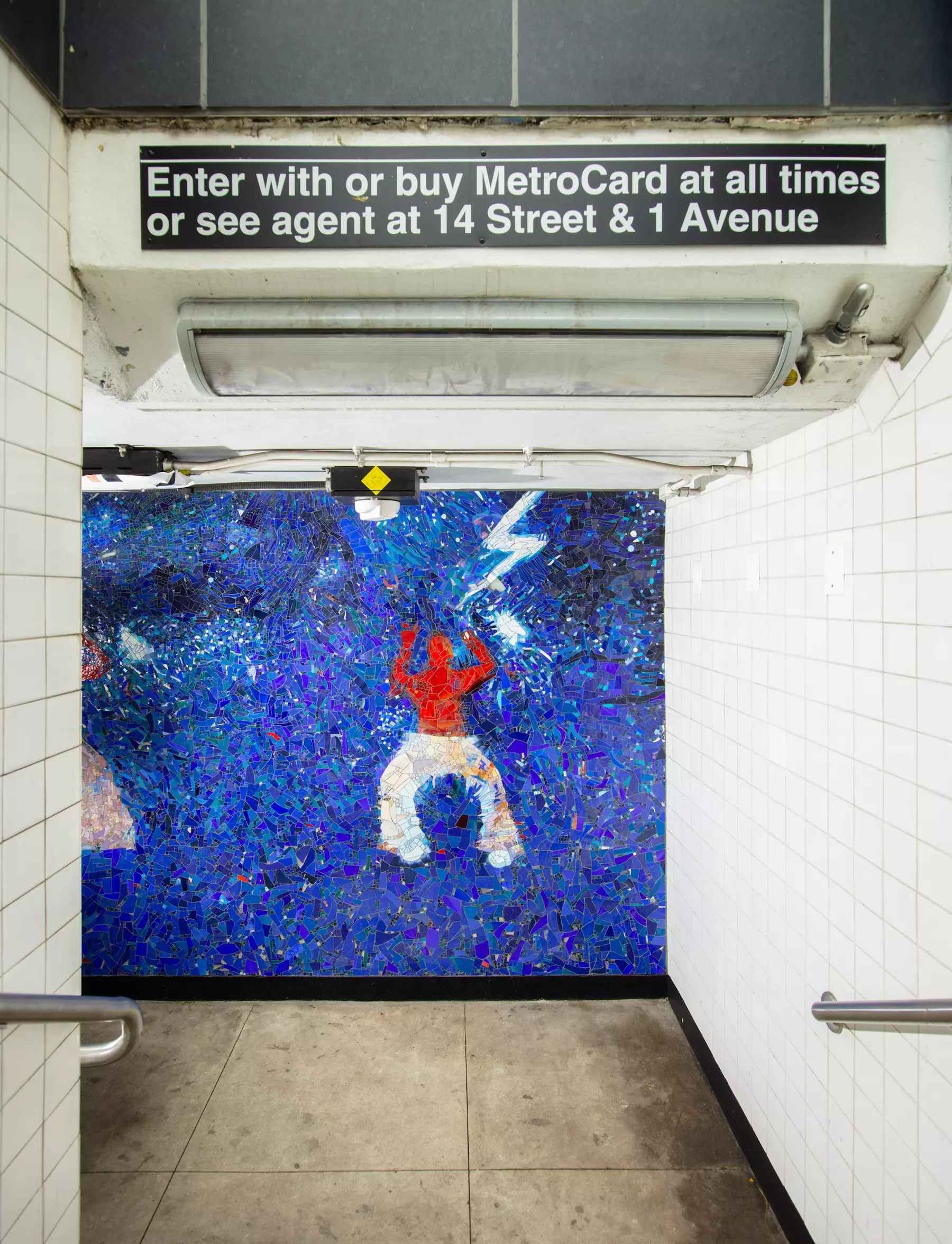 MTA เปิดตัวกระเบื้องโมเสครถไฟใต้ดินใหม่สีสันสดใสที่สถานีรถไฟ Bedford และ 1st Avenue L 1635_12