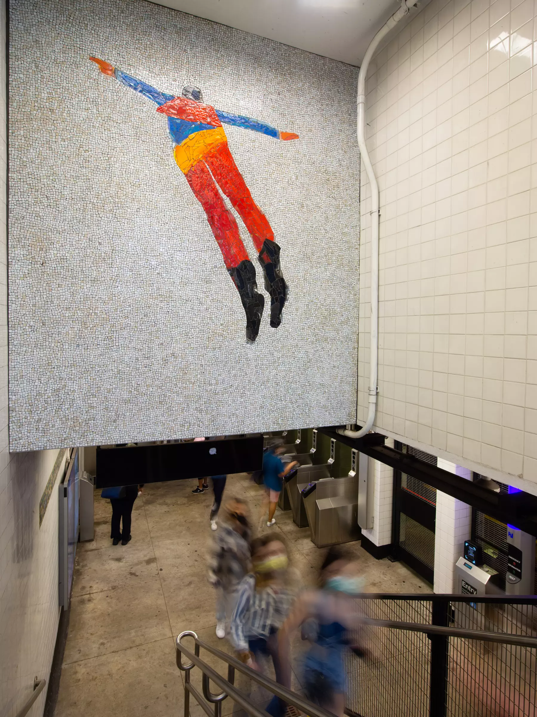 MTA dévoile de nouvelles mosaïques de métro colorées aux gares de Bedford et de la 1ère Avenue L 1635_15