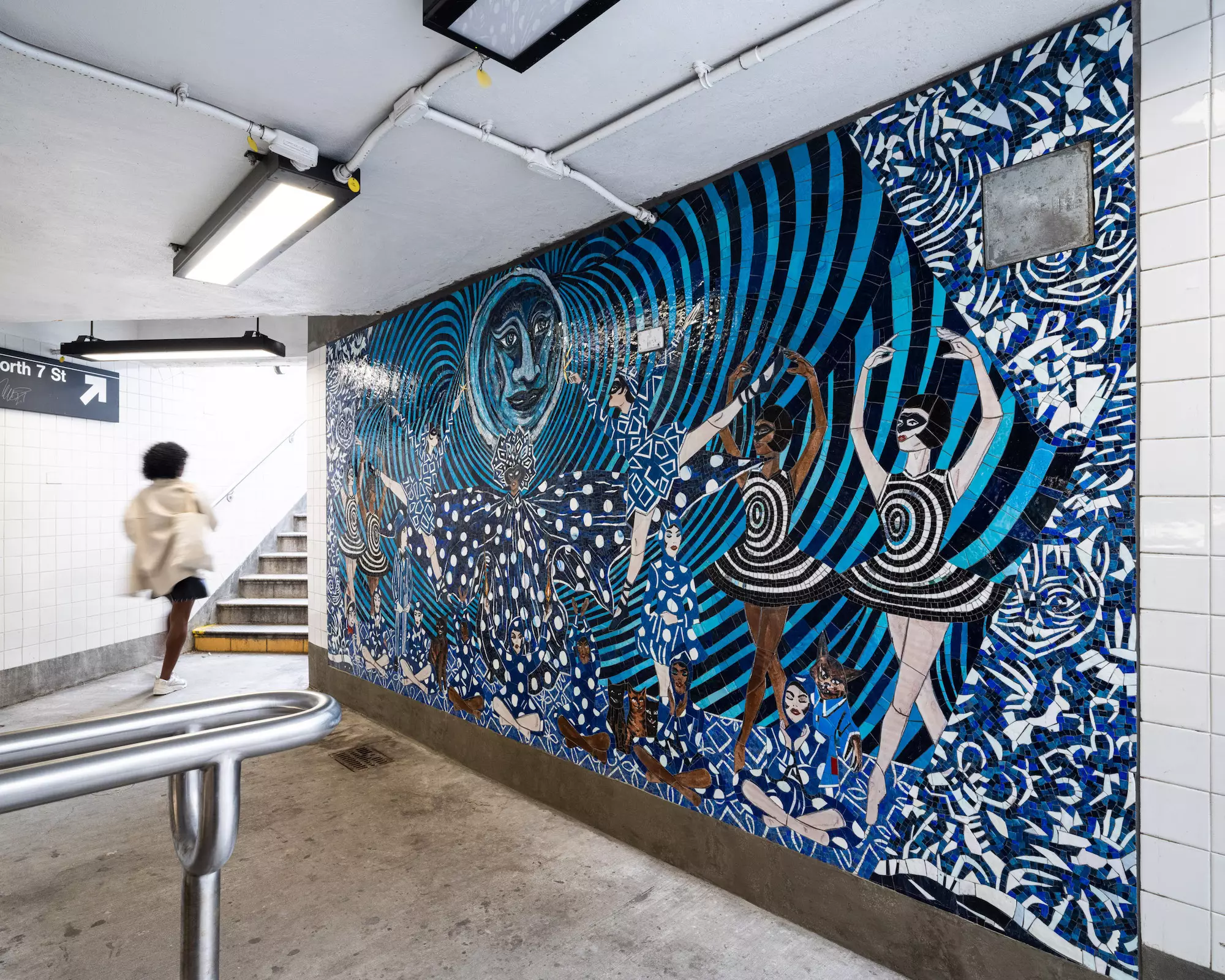 MTA dévoile de nouvelles mosaïques de métro colorées aux gares de Bedford et de la 1ère Avenue L 1635_2