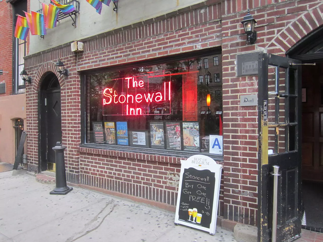 Stonewall Inn saab NYC esimese püsiva LGBT-uhkuse lipu 16373_1