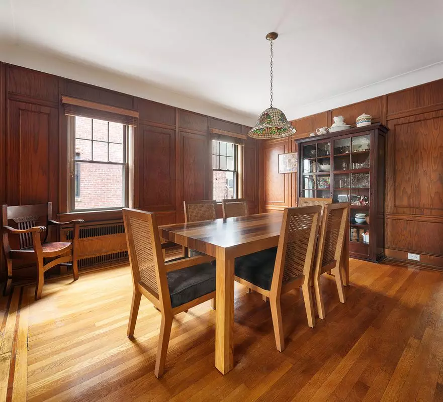 Dizze $ 988K Tudor yn Bayside, Queens liket wat út in mearke 16384_5