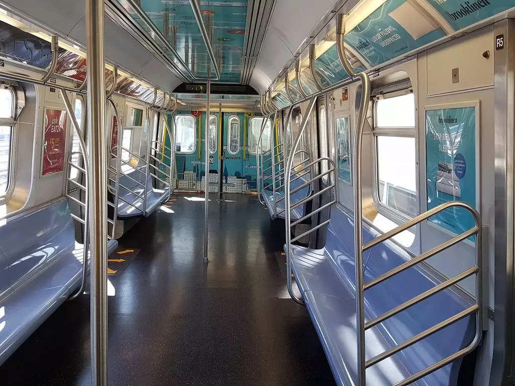 MTA prenovi in odstrani sedeže iz vlaka E, da stisne več voznikov v avtomobilih 16430_1