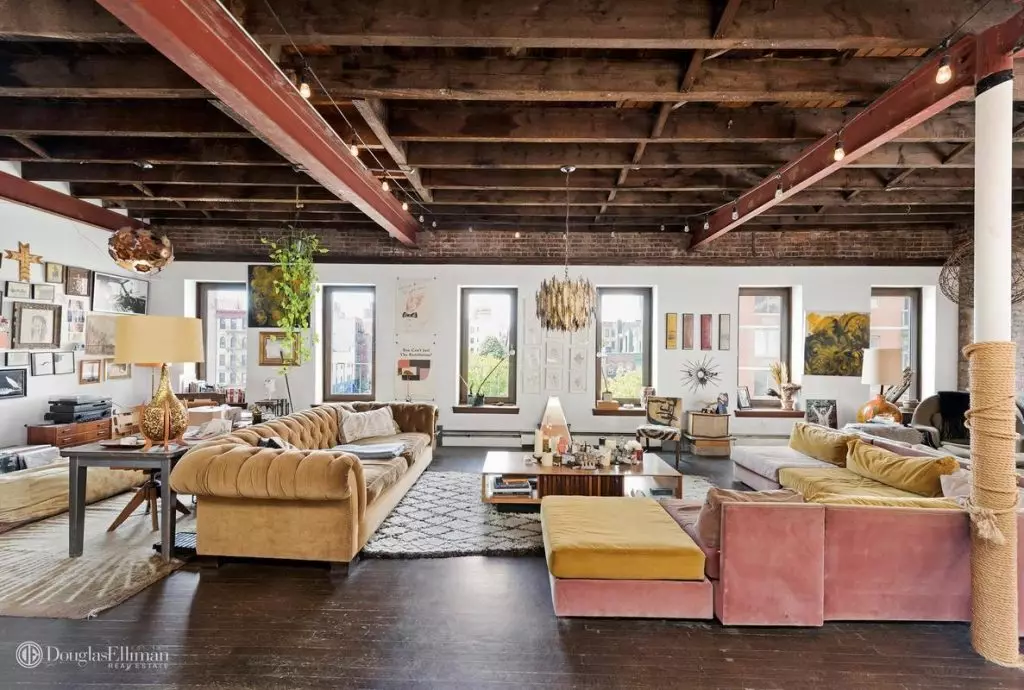 Հսկայական, ապշեցուցիչ East Village բնակարանը նույնքան տպավորիչ տանիքի տախտակամածով տրվում է ամսական 10 հազար դոլարով