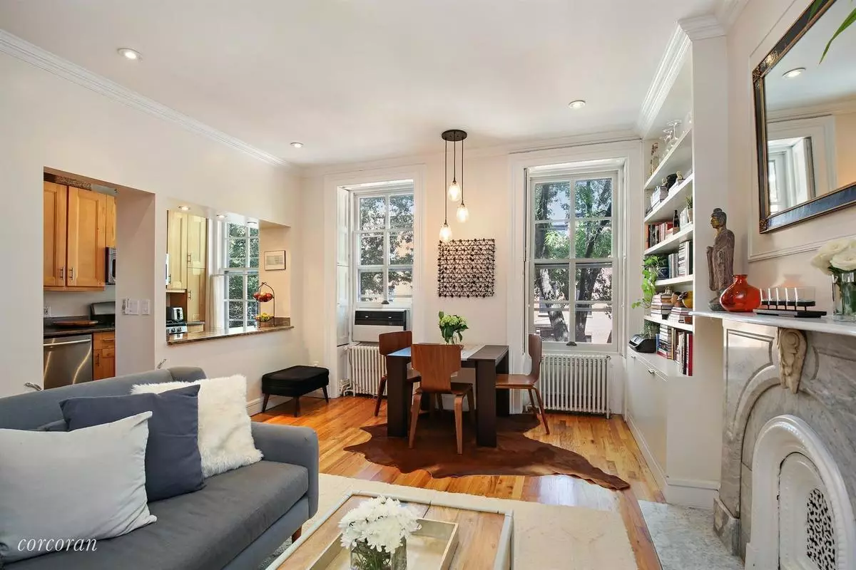 Brownstone co-op Fort Greene so súkromnou strešnou terasou je obchod za 949 000 dolárov 16746_2