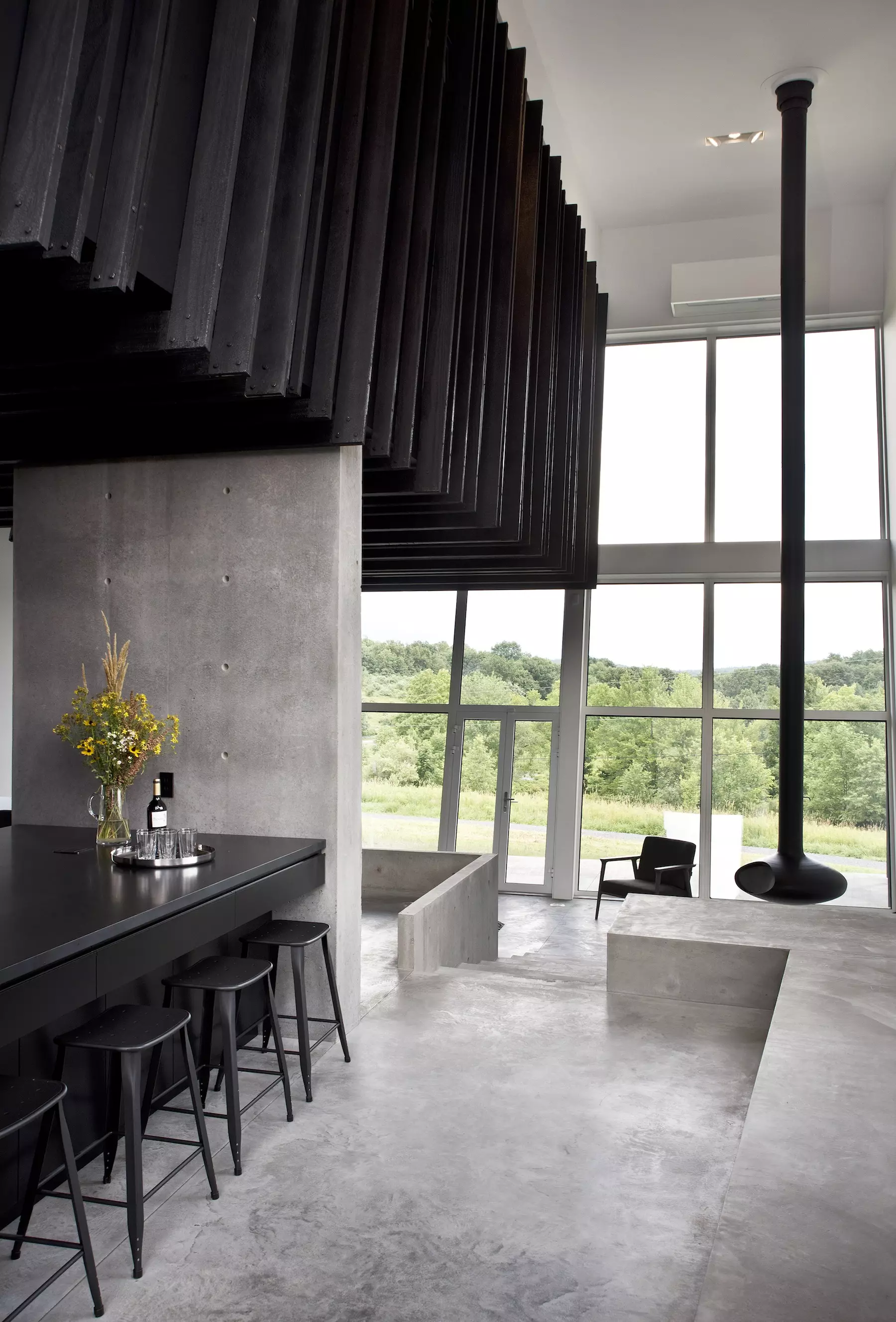 „Dom z rękawami” w Hudson Valley, otoczony 15 akrami pofałdowanych łąk, kosztuje 2,1 miliona dolarów 16780_8
