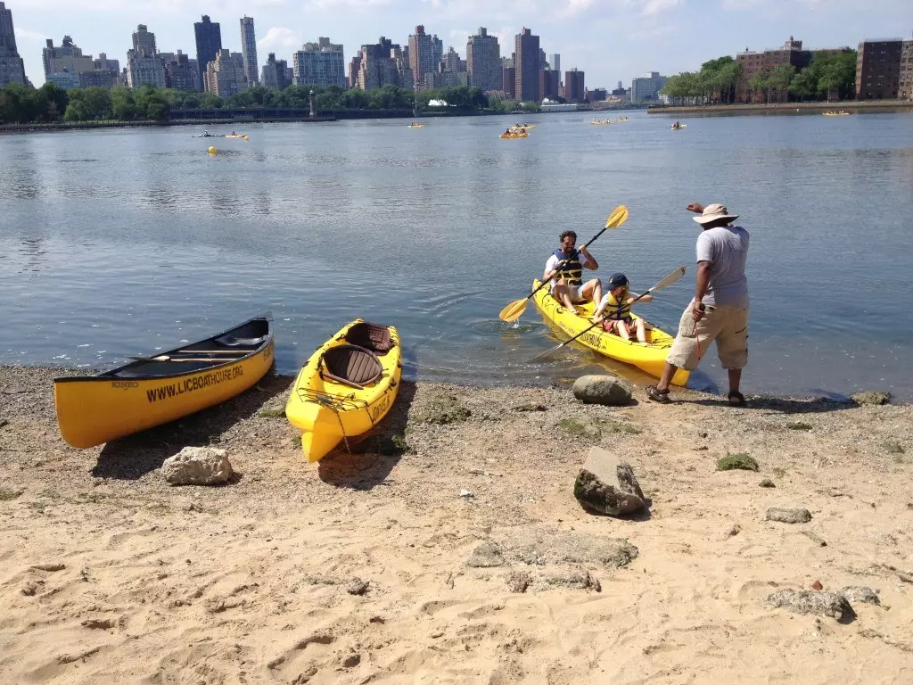 lanzamento de kayak, cobertizo para barcos da cidade de Long Island, parque de esculturas de Sócrates