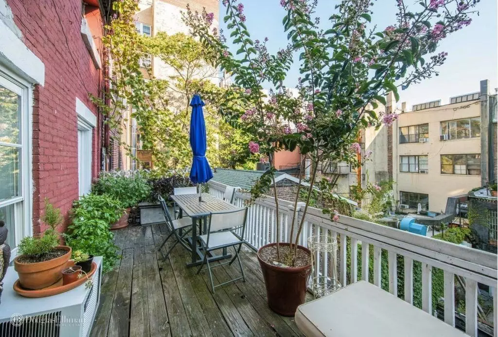 Submergeix-te al poble des de la teva preciosa terrassa exterior en aquest apartament de 6.750 dòlars al mes