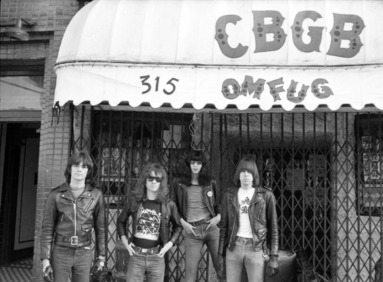 Den här dagen 1974 spelade Ramones sin första spelning på CBGB i East Village 16954_1