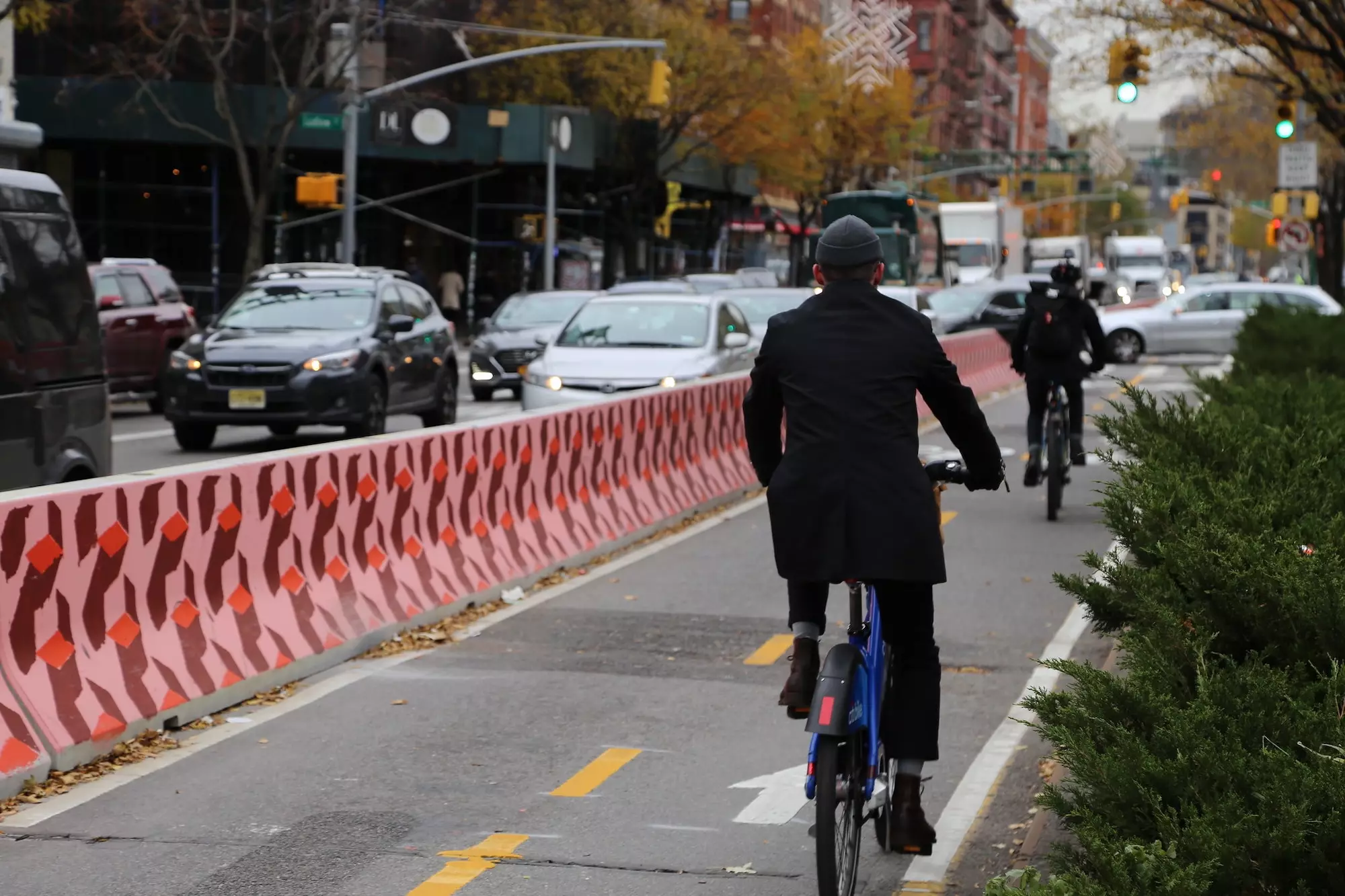 NYC începe efortul de a „întări” 20 de mile de piste de biciclete protejate 1695_1
