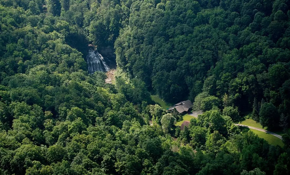 Поседувај два водопади, 60 хектари земја и кабина нагоре за 925 илјади долари 16975_1
