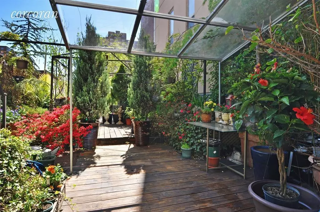 El dúplex West Side d'1,3 milions de dòlars amb un hivernacle i un sostre de dos pisos és el somni d'un jardiner 17005_1