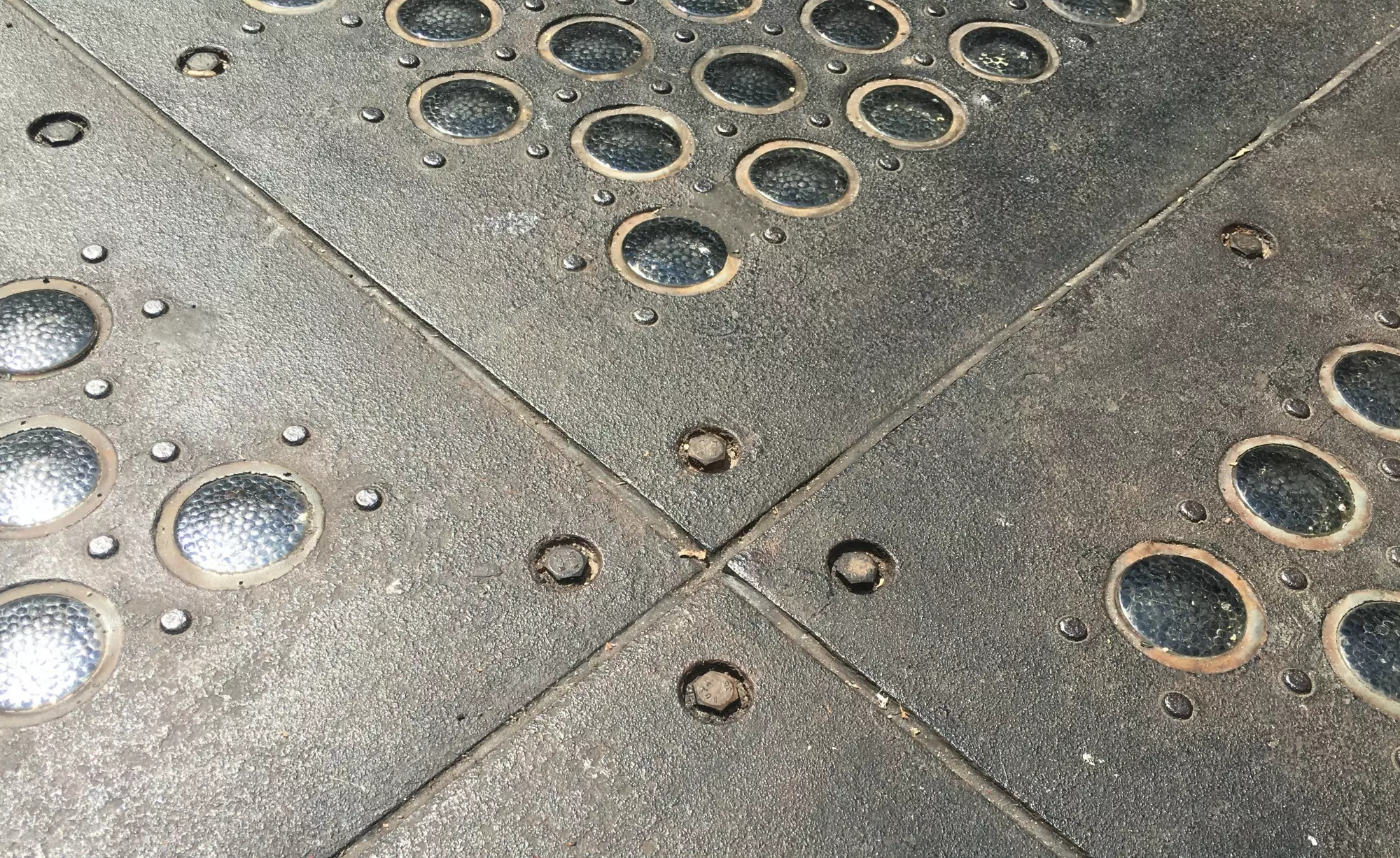 La fenestraj trotuaroj de Sohoo kaj Tribeca disponigis lumon al kelaj fabriklaboristoj antaŭ elektro 17034_2
