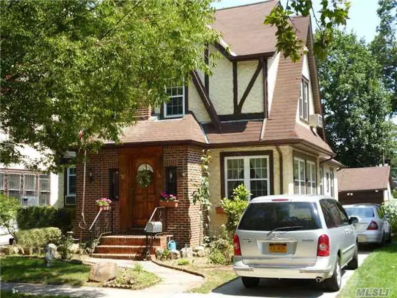 Rumah masa kecil Donald Trump di Queens disewa seharga $725/malam di Airbnb