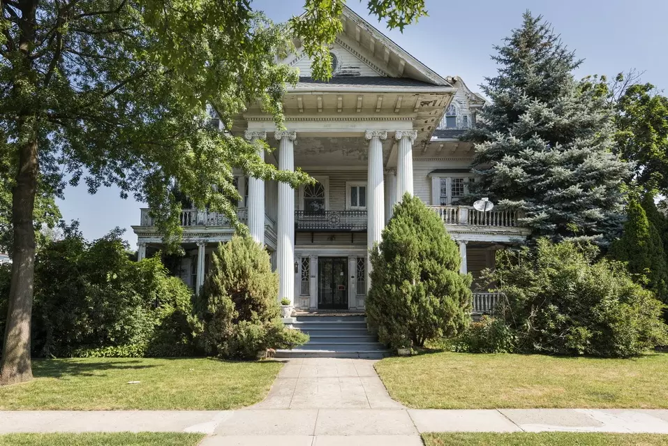 Grand Mansion op Michelle Williams 'strjitte mei in enoarme balzaal freget $ 3M 17064_1