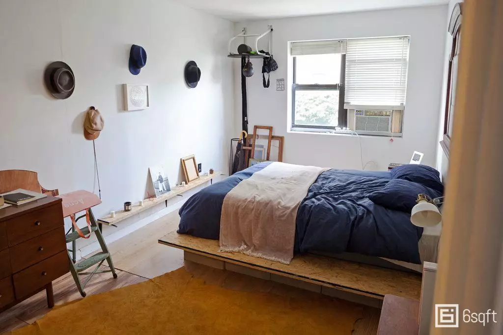 Mis 900 pies cuadrados: un diseñador de interiores llena su casa Bed-Stuy con objetos raros extraídos de la calle 17135_11