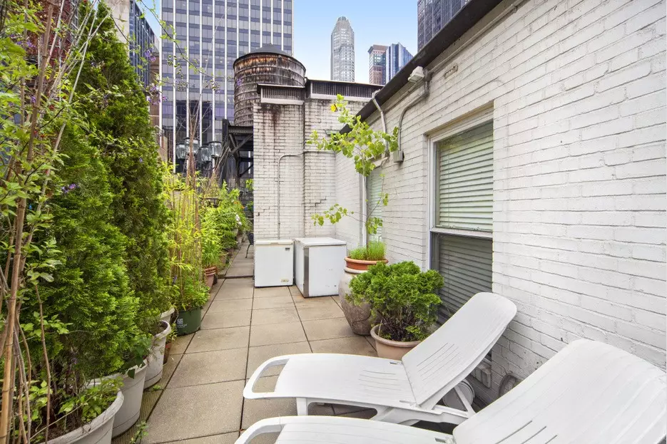Prijeratni penthouse s vodotornjem na vrhu njegove terase traži 2,5 miliona dolara u Midtown Westu 17146_6