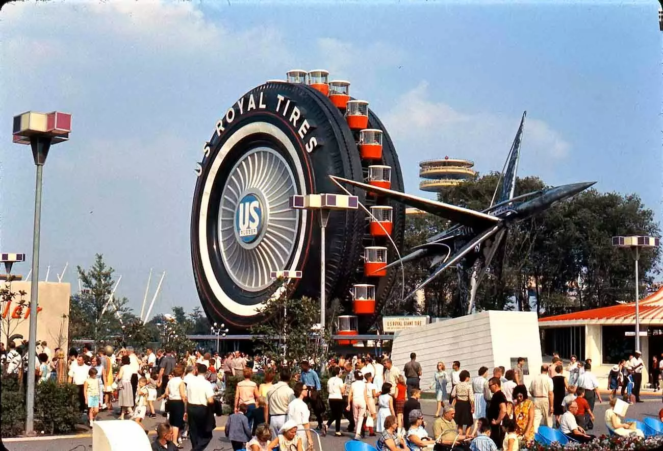 NYC کے 1964 کے عالمی میلے میں دنیا کے سب سے بڑے ٹائر کو فیرس وہیل کے طور پر استعمال کیا گیا تھا۔ 17297_1