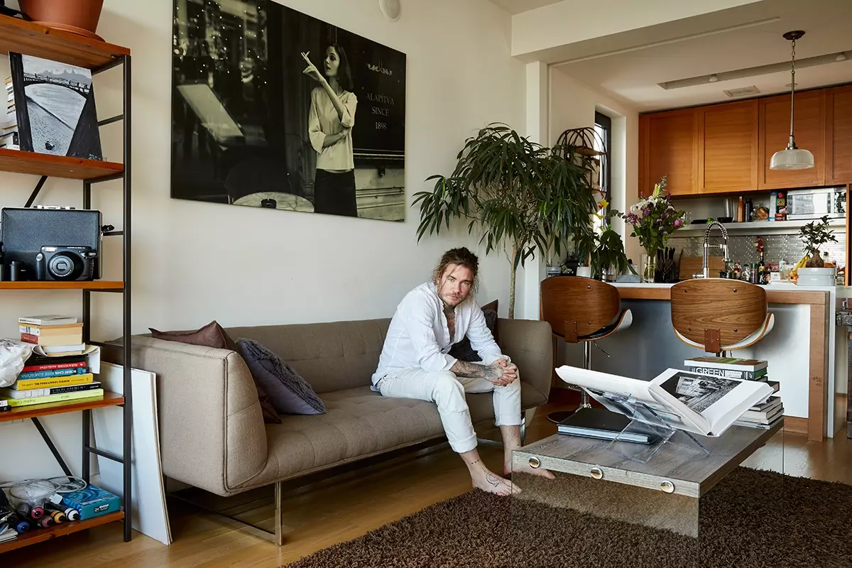 Aking 1150sqft: I-tour ang Hungarian tattoo artist na si Balazs Bercsenyi's mapayapang apartment sa Williamsburg 17299_1