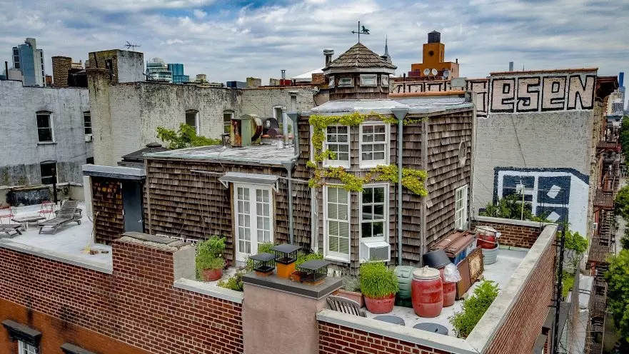 NYC의 보기 드문 옥상 '코티지' 중 하나가 이스트 빌리지에서 350만 달러에 판매되고 있습니다. 17363_1