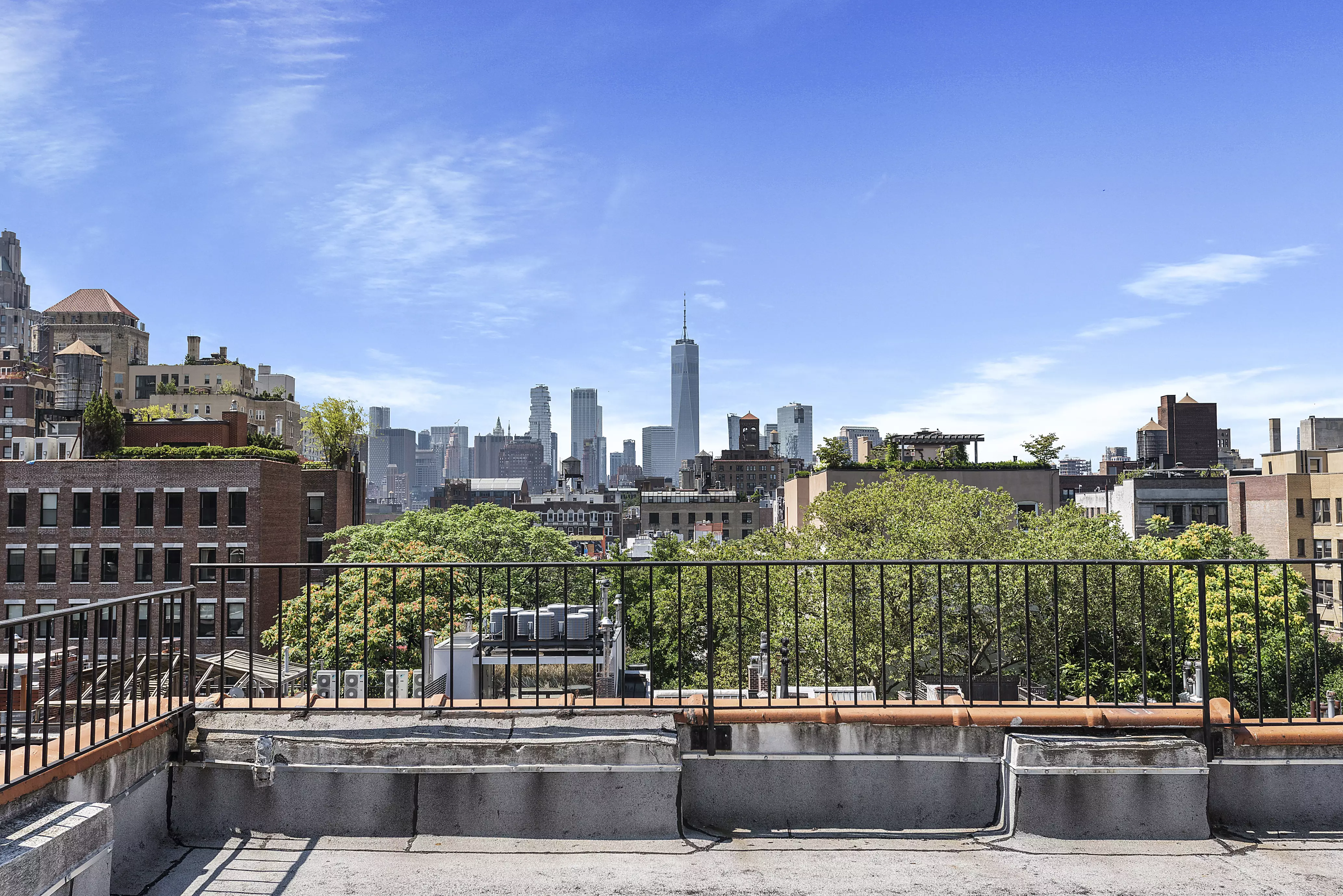Skrin filem di ruang tamu anda dengan latar langit NYC sebagai latar belakang di penthouse Village bernilai $3.85J ini 1741_9