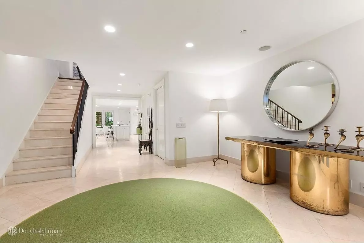 Mega-developer Aby Rosen mendaftar townhouse Upper East Side yang dipenuhi seni seharga $20M 17444_2