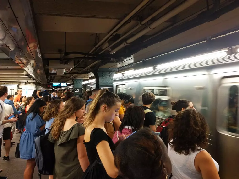 Пренаселеността и „времето на престой“ са причината системата на метрото на Ню Йорк да се проваля 17525_1