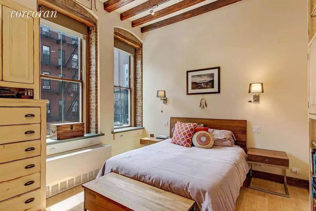 Rik tre og murstein dekorerer denne renoverte East Village-leiligheten, for $13 995/måned 17615_5