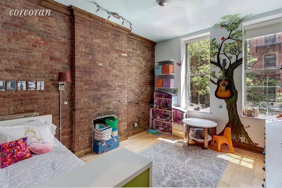 Богато дрво и цигла украшавају овај реновирани стан у Еаст Виллагеу за 13.995 долара месечно 17615_6