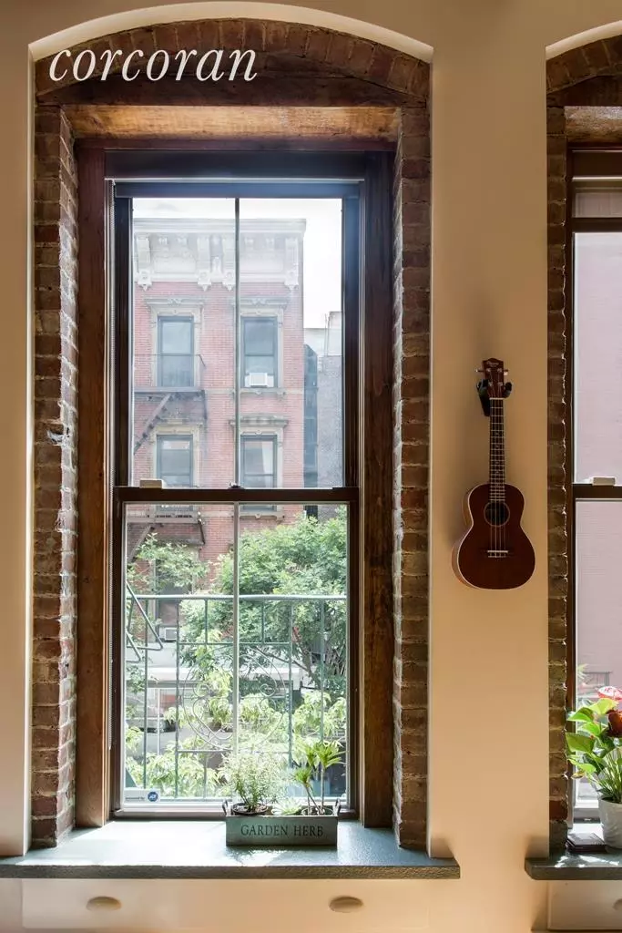 Rik tre og murstein dekorerer denne renoverte East Village-leiligheten, for $13 995/måned 17615_7