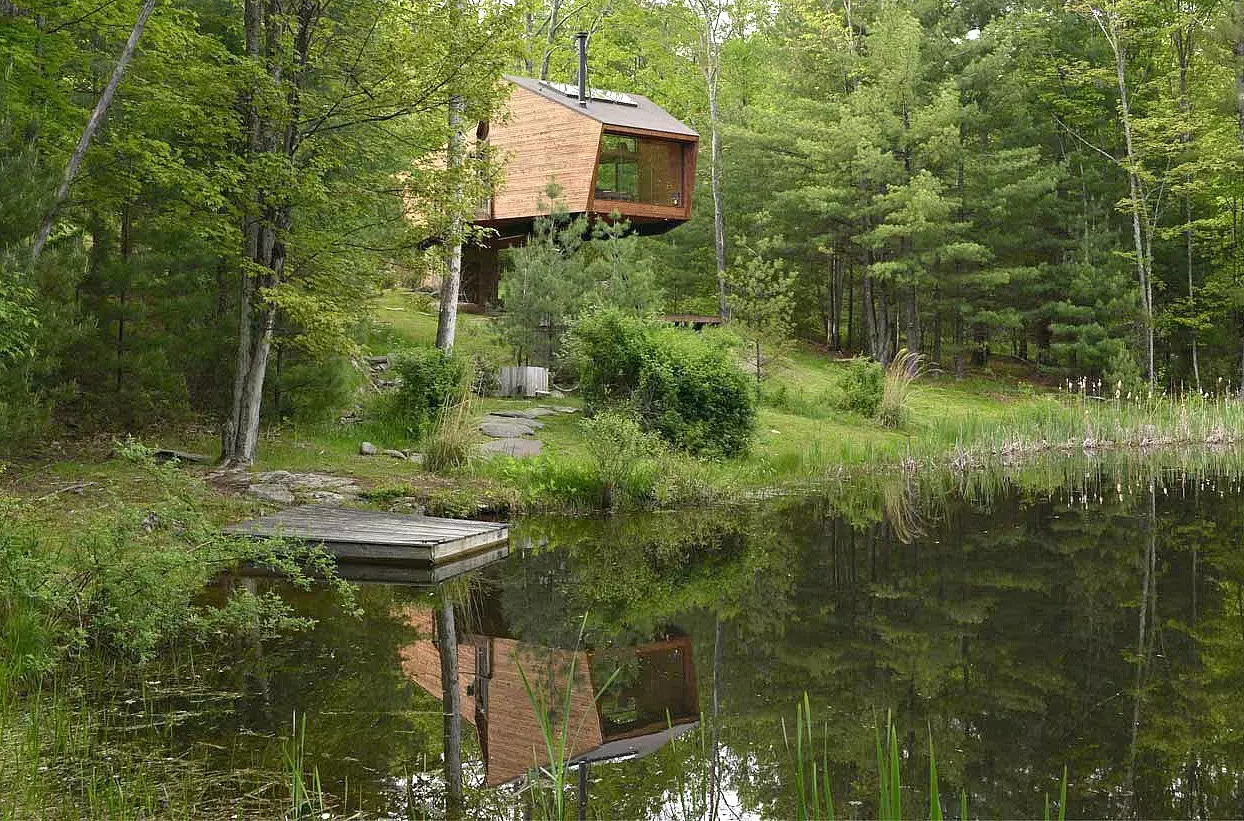 Модерната дрвена куќа Catskills користи аголна геометрија за да се поврзе со природата 17622_1
