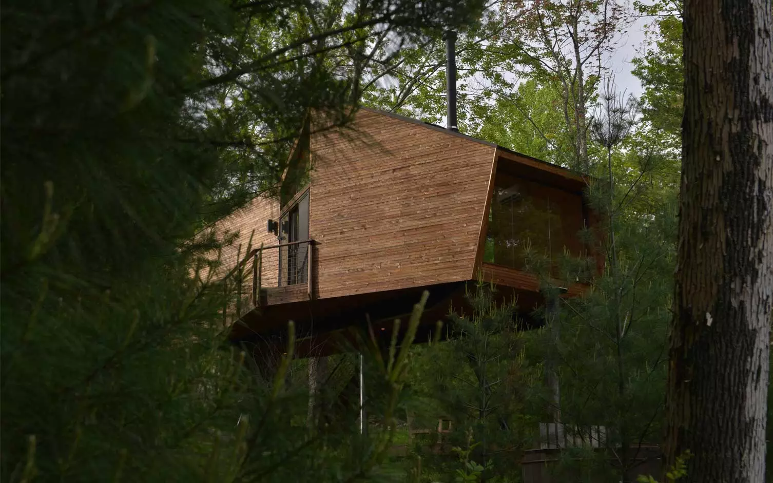 Cabane dans les arbres de Woodstock, Antony Gibbons, cabane dans les arbres moderne, architecture des Catskills