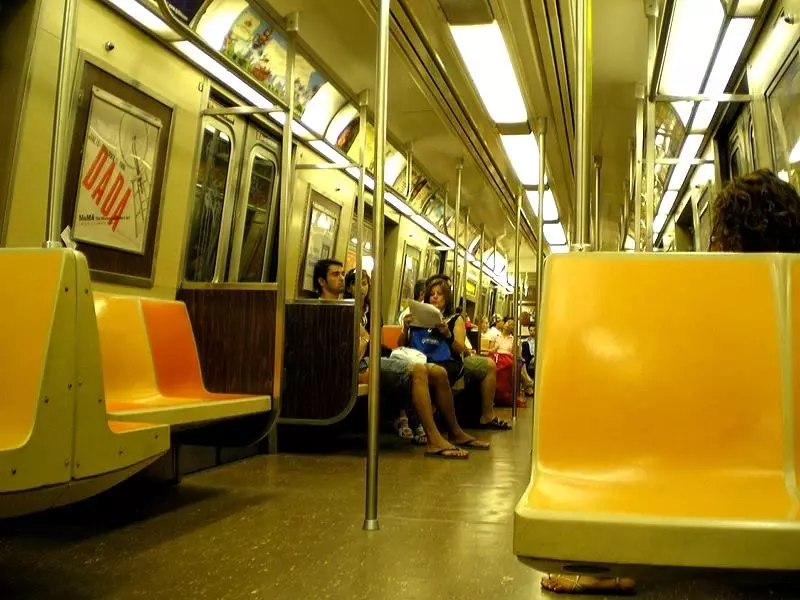 G влак, интериор, метро в Ню Йорк