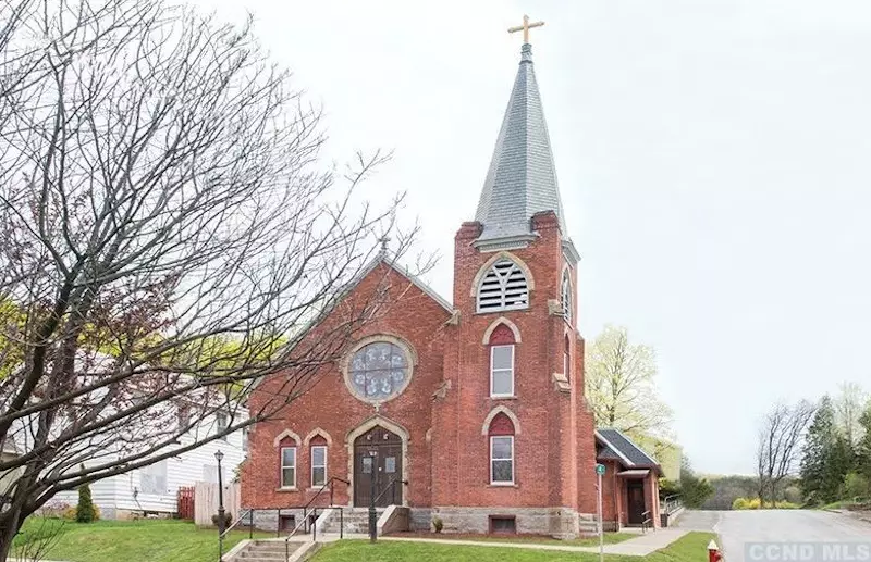 Pour seulement 515 000 $, une église du nord de l'État des années 1890 rénovée en une maison unifamiliale unique 17733_1