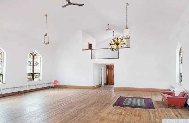 Za samo 515.000 dolara, crkva iz 1890-ih u gornjem dijelu države renovirana je u jedinstvenu porodičnu kuću 17733_4