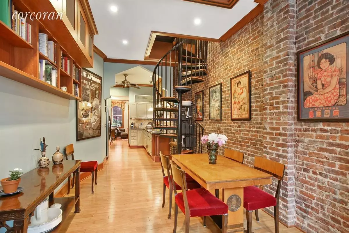 Carroll Gardens-duplekso kun privata enirejo kaj kromkelo petas $ 1.5M 17749_1