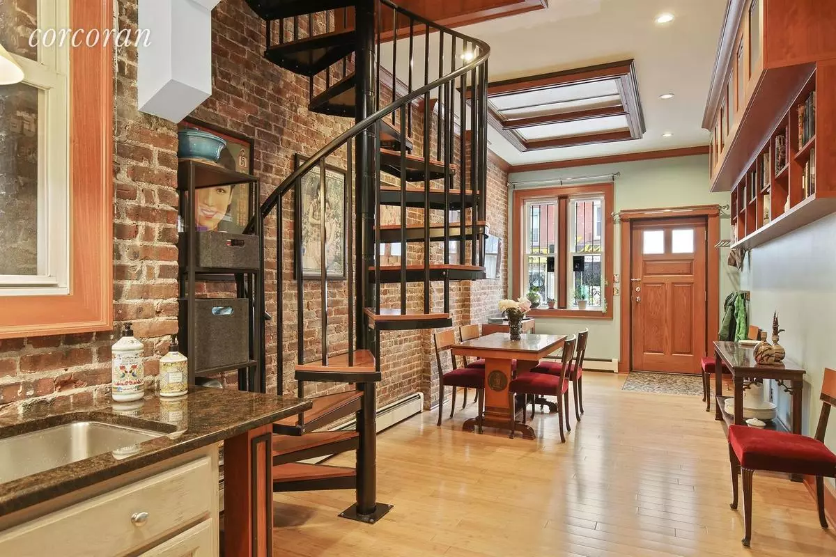 Carroll Gardens duplex nwere ọnụ ụzọ nkeonwe yana okpuru ulo na-arịọ $1.5M 17749_2