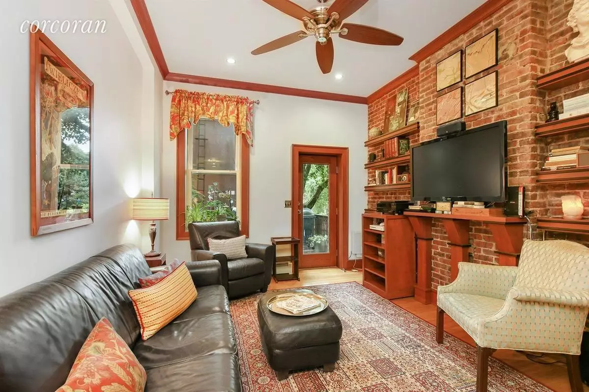 Carroll Gardens duplex nwere ọnụ ụzọ nkeonwe yana okpuru ulo na-arịọ $1.5M 17749_3