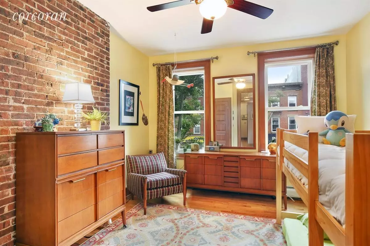 Carroll Gardens duplex yokhala ndi khomo lachinsinsi komanso chipinda chapansi cha bonasi chimafunsa $ 1.5M 17749_7