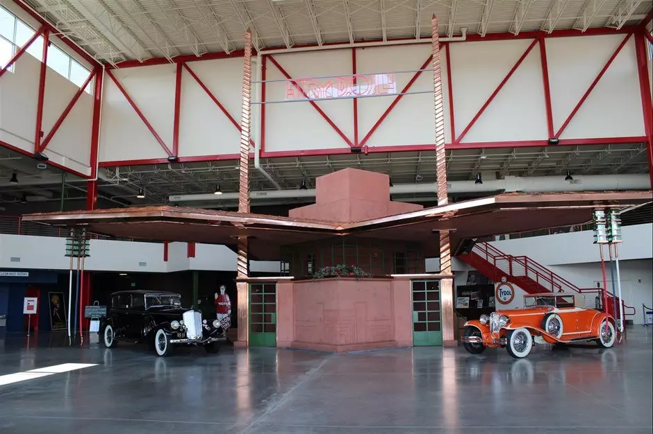 Një model në shkallë të plotë i dizajnit të pandërtuar të stacionit të karburantit të Frank Lloyd Wright