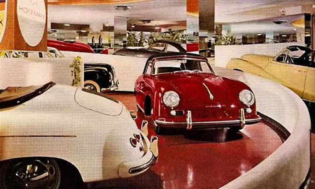 Ib daim duab ntawm Frank Lloyd Wright auto showroom.