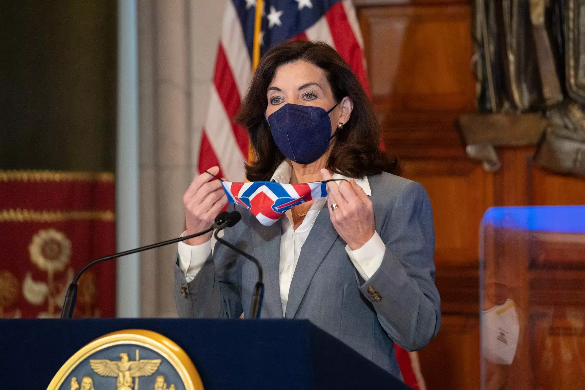 Hochul tilt New York's mandaat foar binnenmaskers op 1784_1