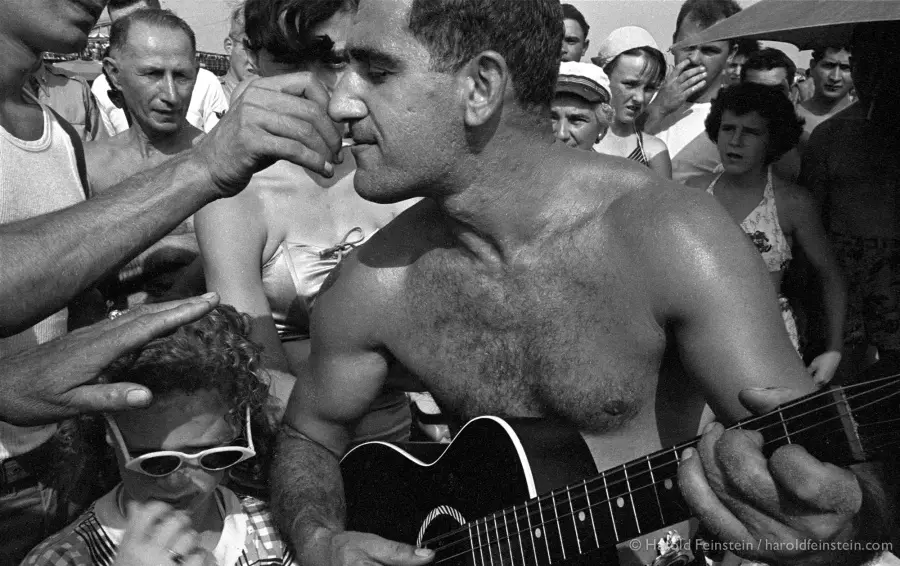 The Urban Lens: 1940-50s Coney Island nan je fotograf adolesan Harold Feinstein. 17869_1